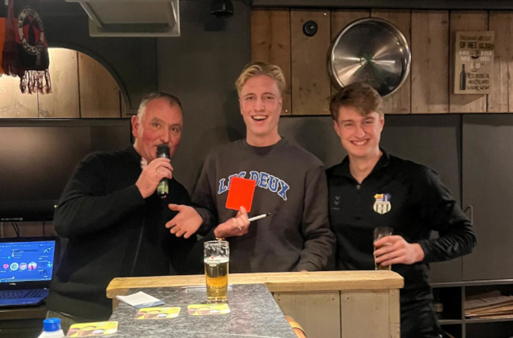 Twee rode kaarten krijgen op één voetbalmiddag komt nooit meer voor | v ...